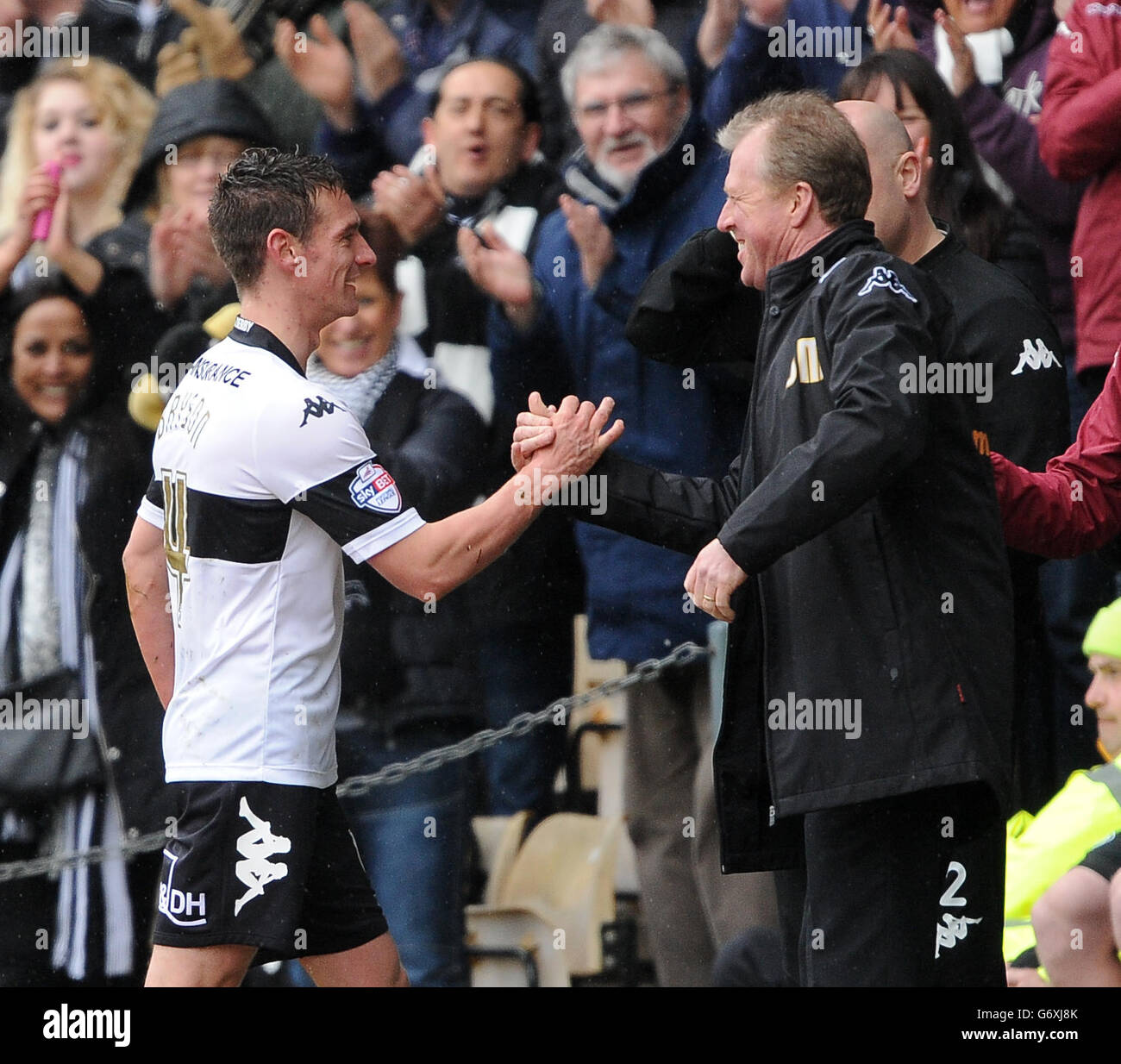 Derby County's Manager Steve McLaren (right) congratulates Craig Bryson ...
