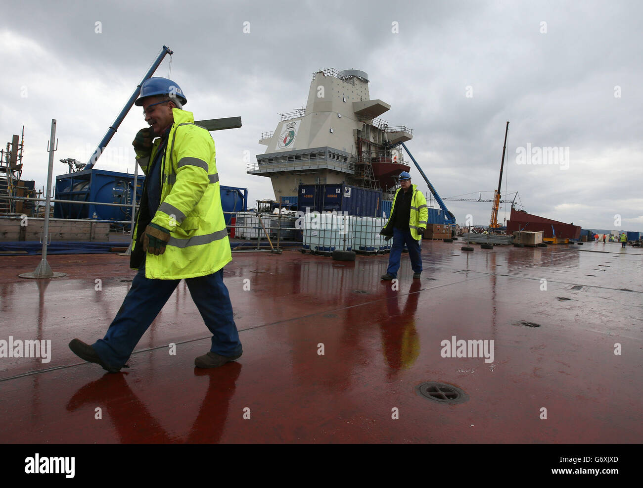 HMS Queen Elizabeth Aircraft Carrier - Rosyth Docks Stock Photo - Alamy