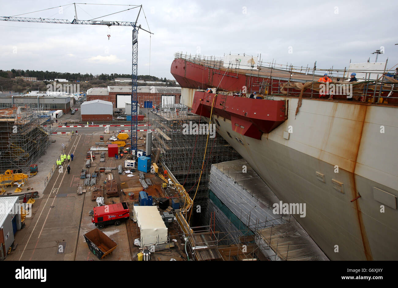 Hms Queen Elizabeth Aircraft Carrier Rosyth Docks High Resolution Stock ...