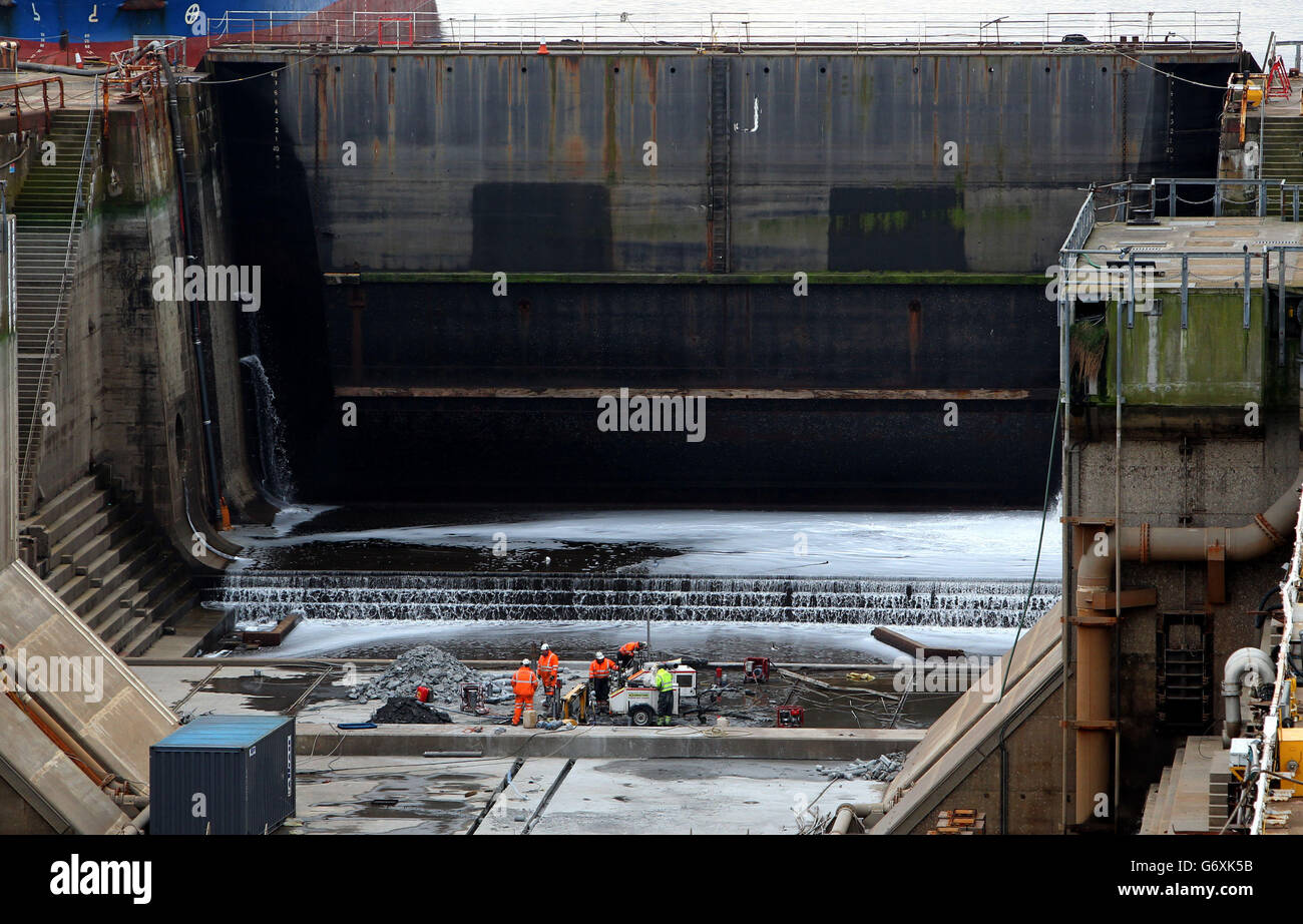Work Continues On Hms Queen Elizabeth Aircraft Carrier Rosyth Docks ...