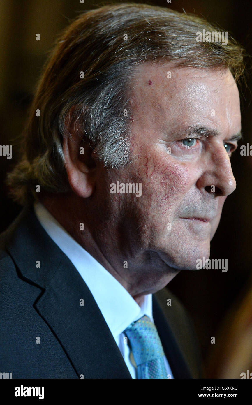 With tv presenter sir david frost hi-res stock photography and images ...