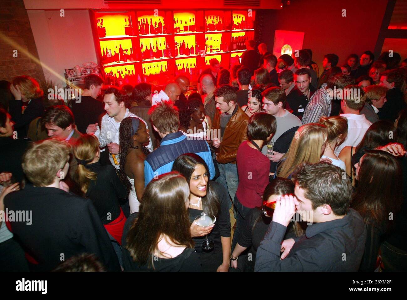Cambridge University Students out in Cambridge drinking. *08/12/04 ...