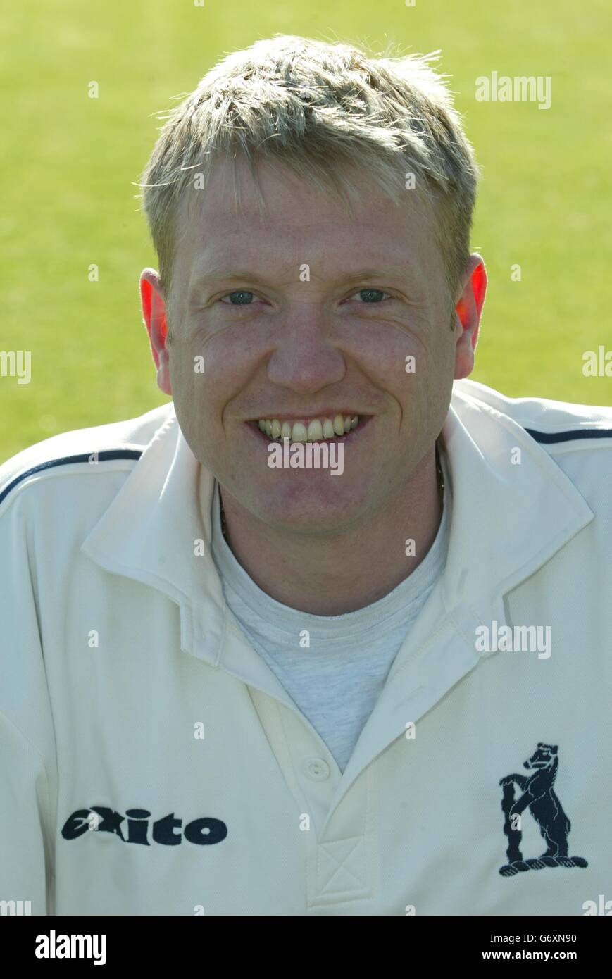 Cricket dominic ostler warwickshire ccc 2004 hi-res stock photography ...