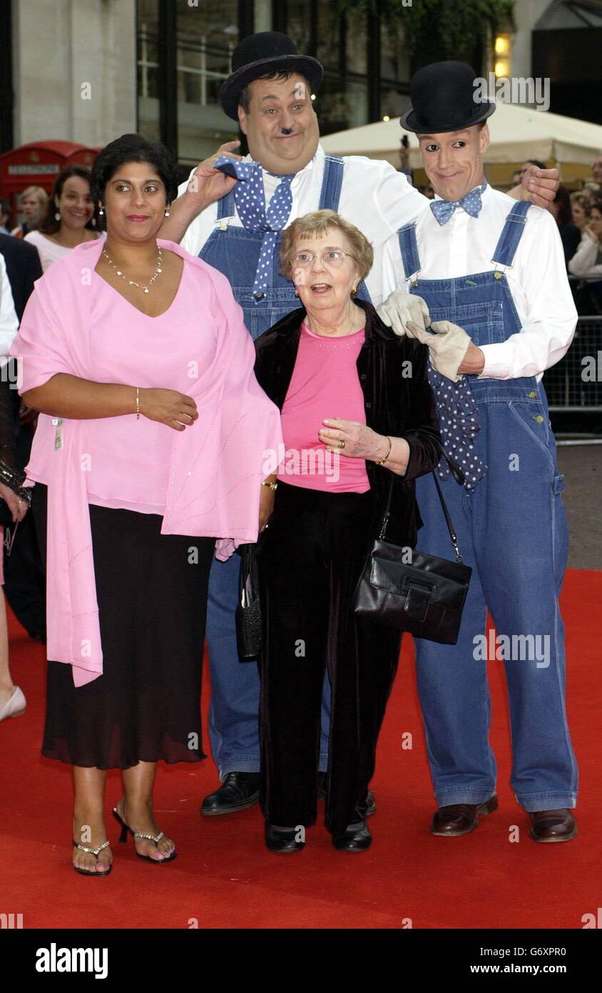 Niece Nancy Waddell (centre right), aged 82, the only surviving ...