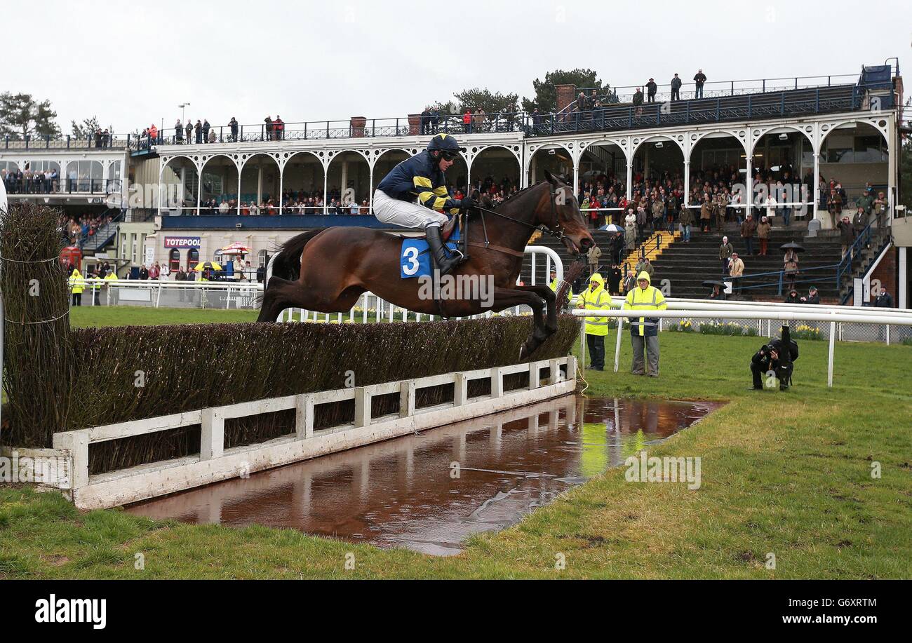 Horse Racing - Ludlow Racecourse Stock Photo - Alamy