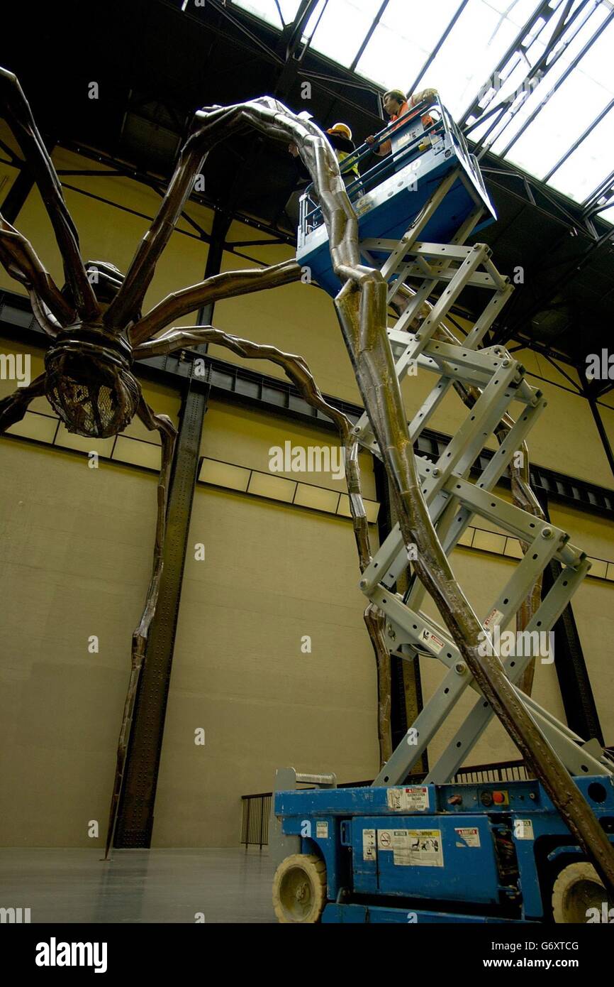 Installing sculpture hi-res stock photography and images - Alamy