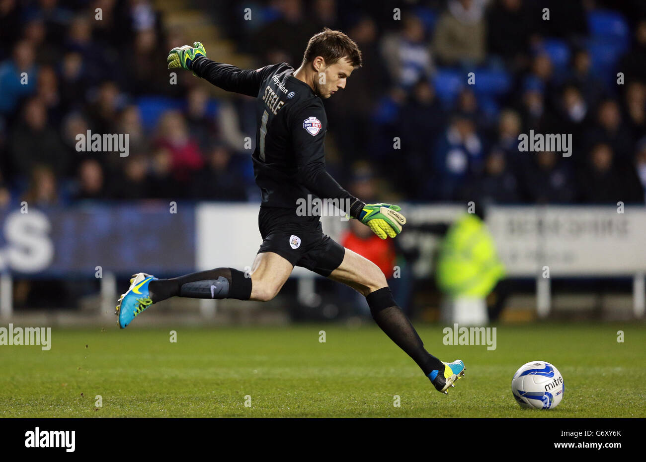 Barnsley goalkeeper luke steele sky bet championship match madejski ...