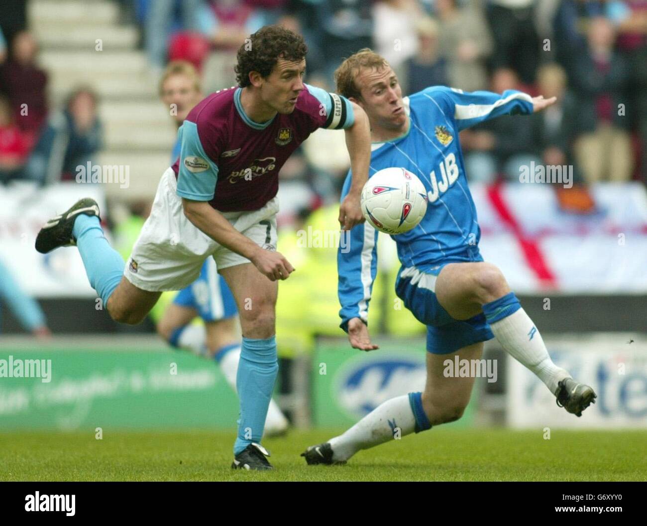 Football action neil roberts hi-res stock photography and images - Alamy