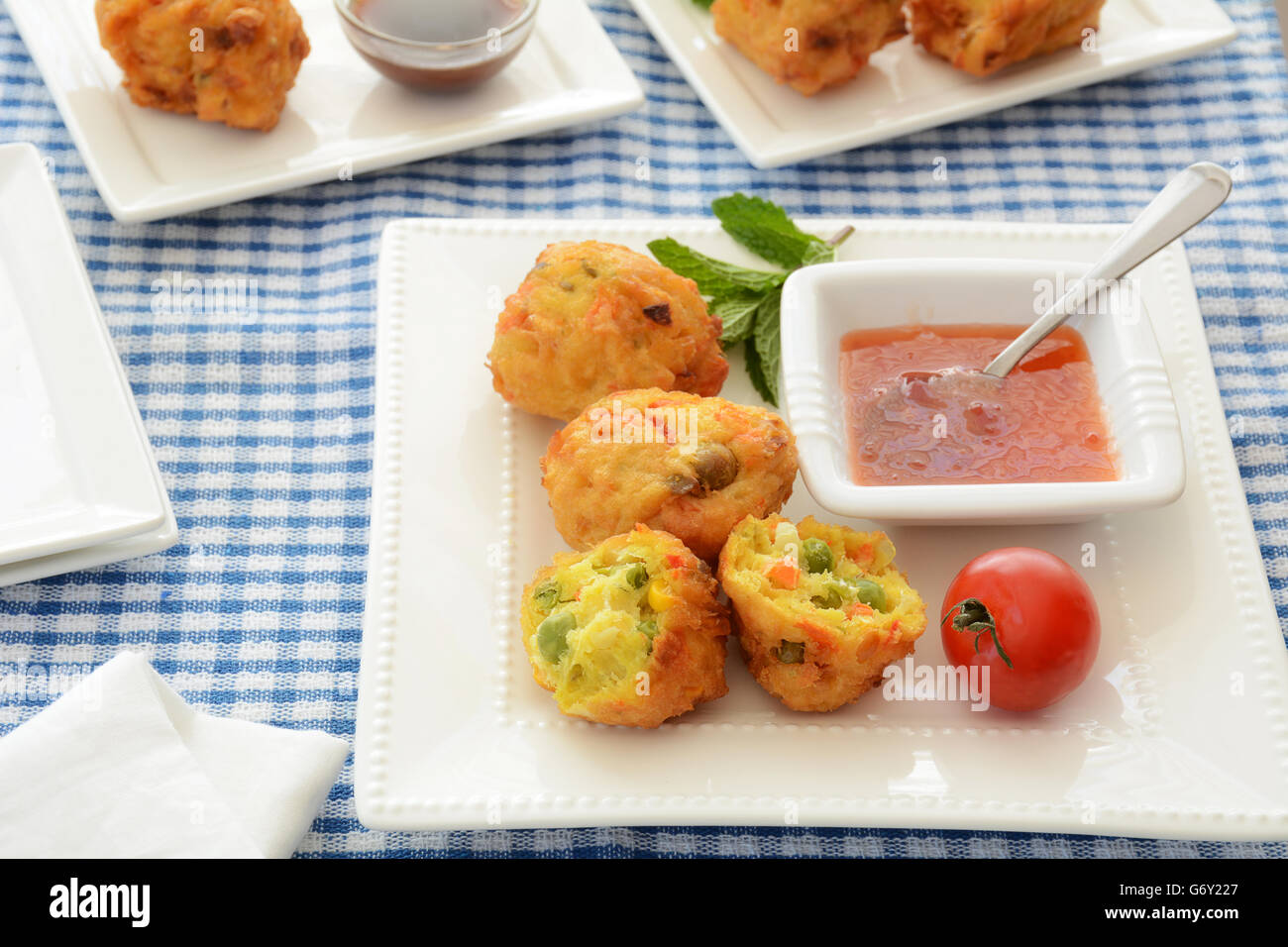 Crispy deep fried vegetable pakoras hi-res stock photography and images ...