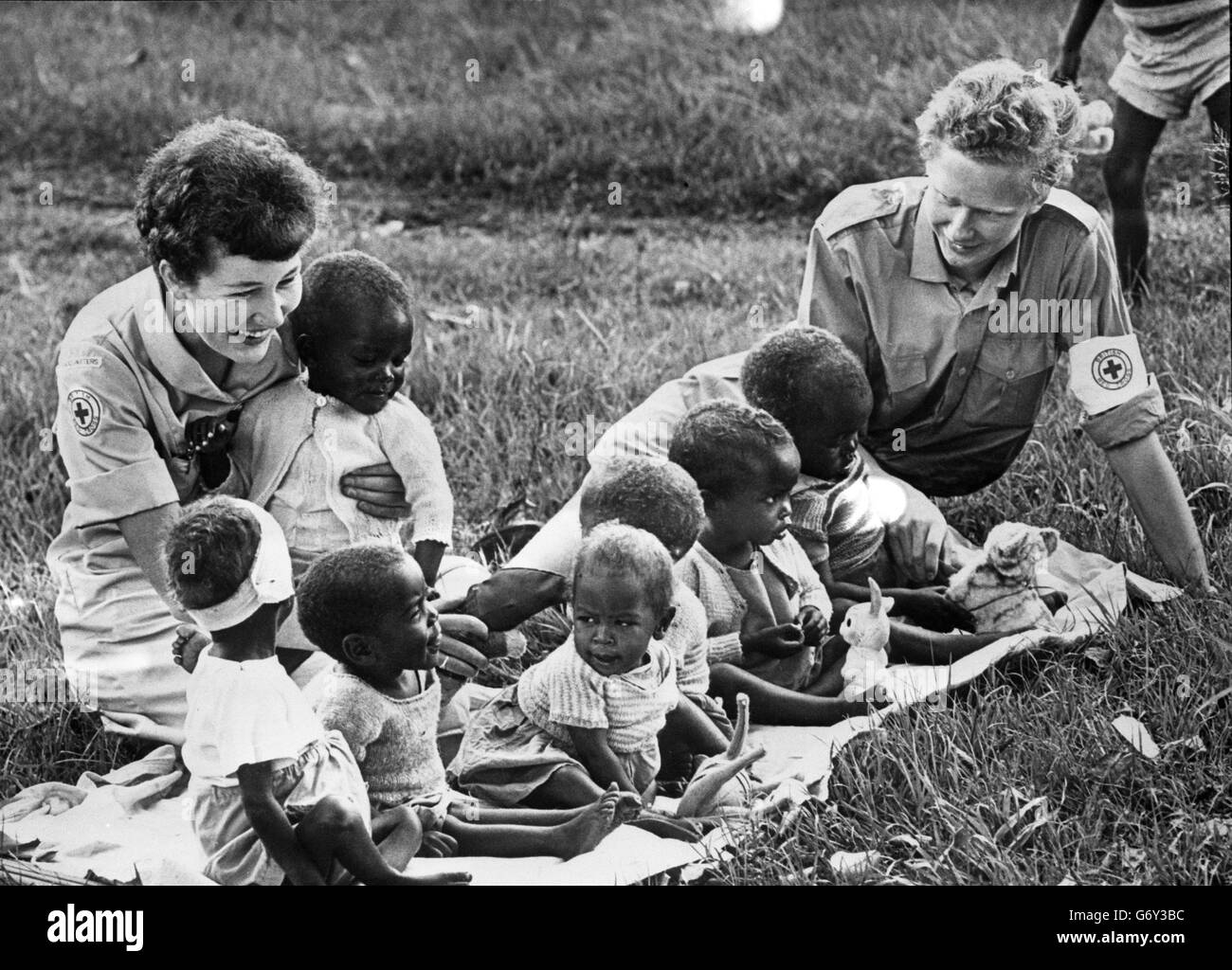 Red cross africa and nurse hi-res stock photography and images - Alamy
