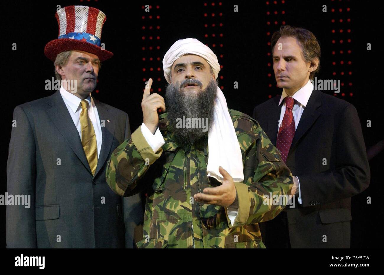 (From left to right) actors Stuart Milligan as American President ...