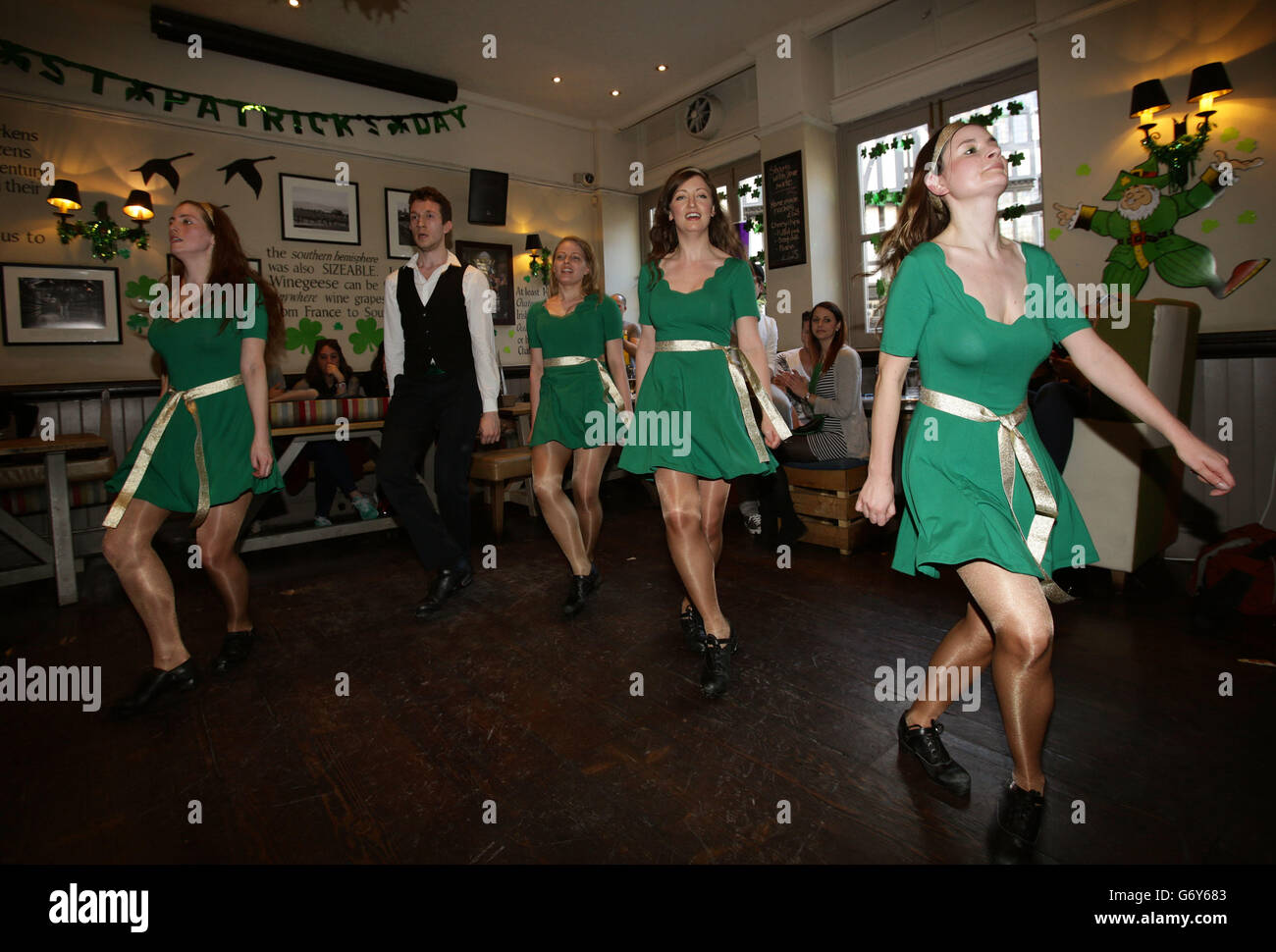 Traditional irish dancing group hi-res stock photography and images - Alamy