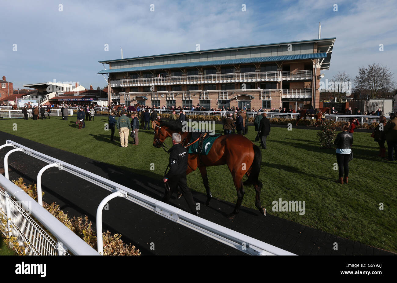 Horse Racing - Jumps Finale - Warwick Racecourse. General view of the ...