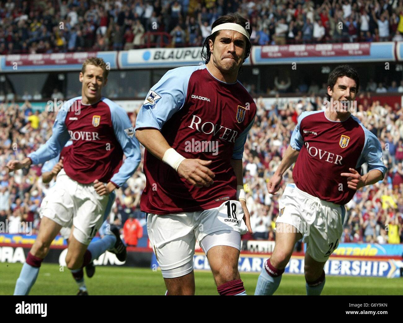 Sport football celebrating juan pablo angel hi-res stock photography ...