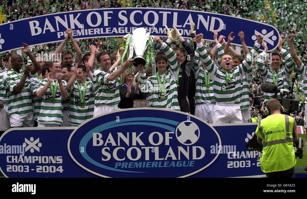 Celtic celebrate winning the league championship after the Bank of ...