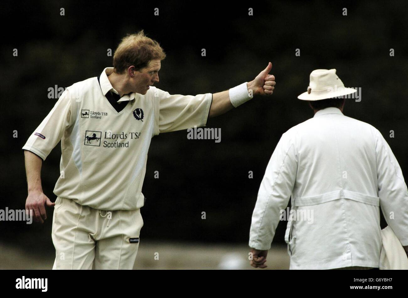 Sport cricket action thumbs up ian stanger hi-res stock photography and ...