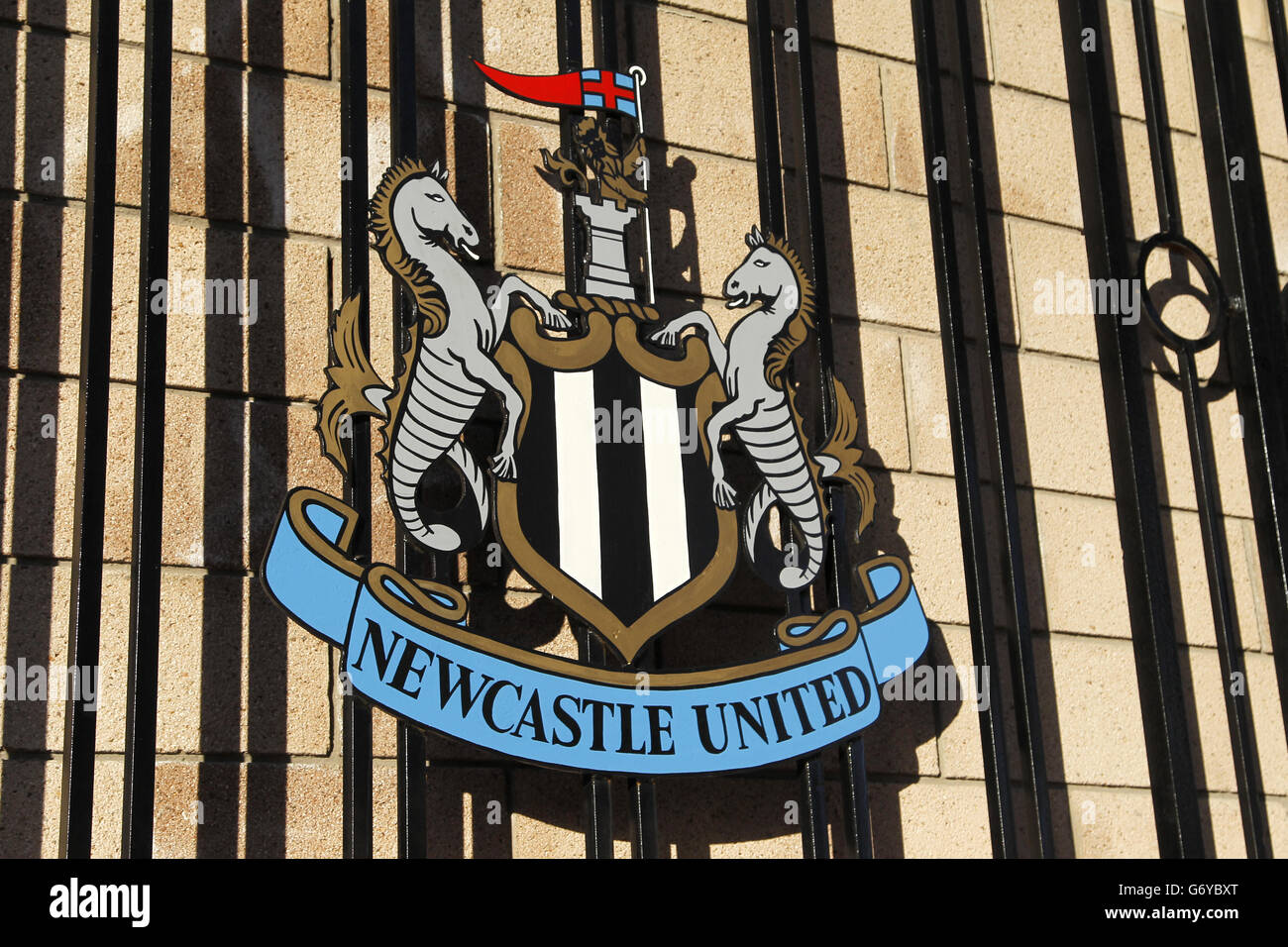 Chelsea football club logo hi-res stock photography and images - Alamy