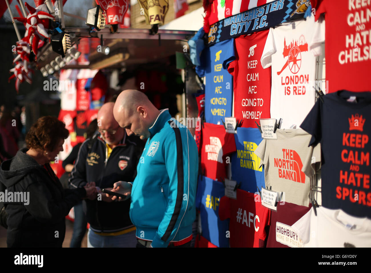 Merchandise stall outside the emirates stadium hi-res stock photography ...