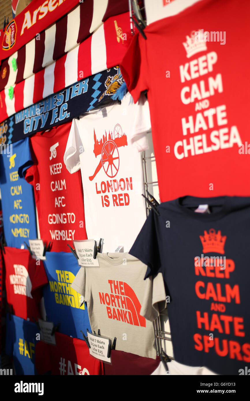 Merchandise stall outside the emirates stadium hi-res stock photography ...