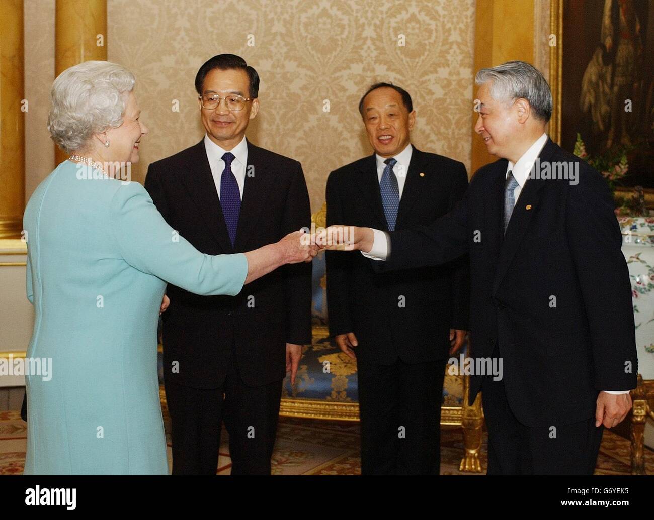 3 4 queen right smiling they both look at her hi-res stock photography ...