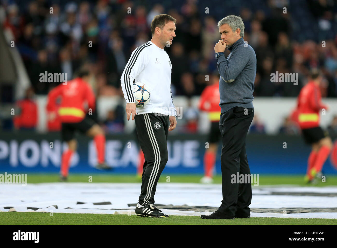 Paris saint germain team coach hi-res stock photography and images - Alamy