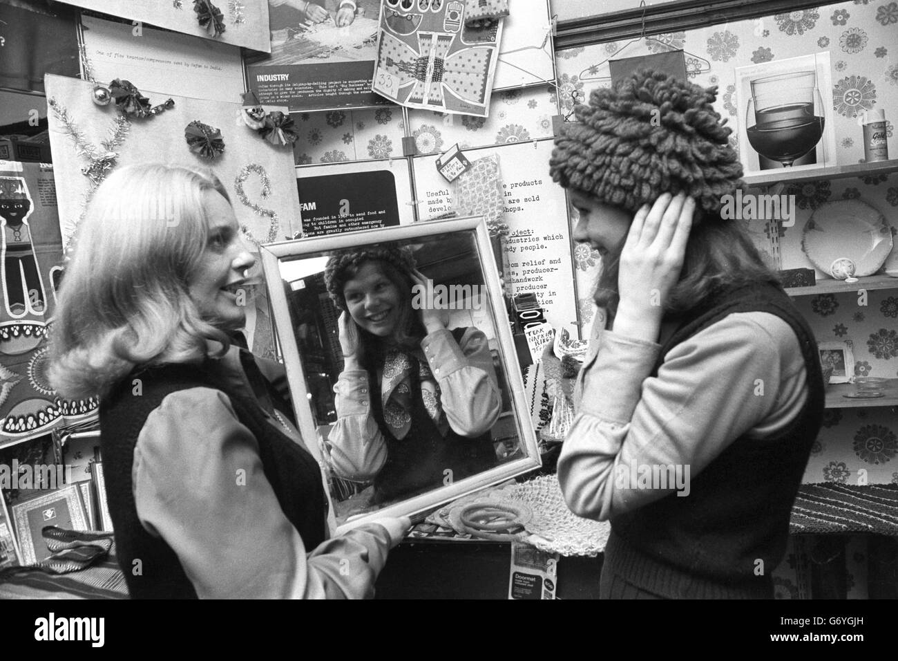 Margo MacDonald (l), Scottish National MP for Govan, helping Jan Porter ...