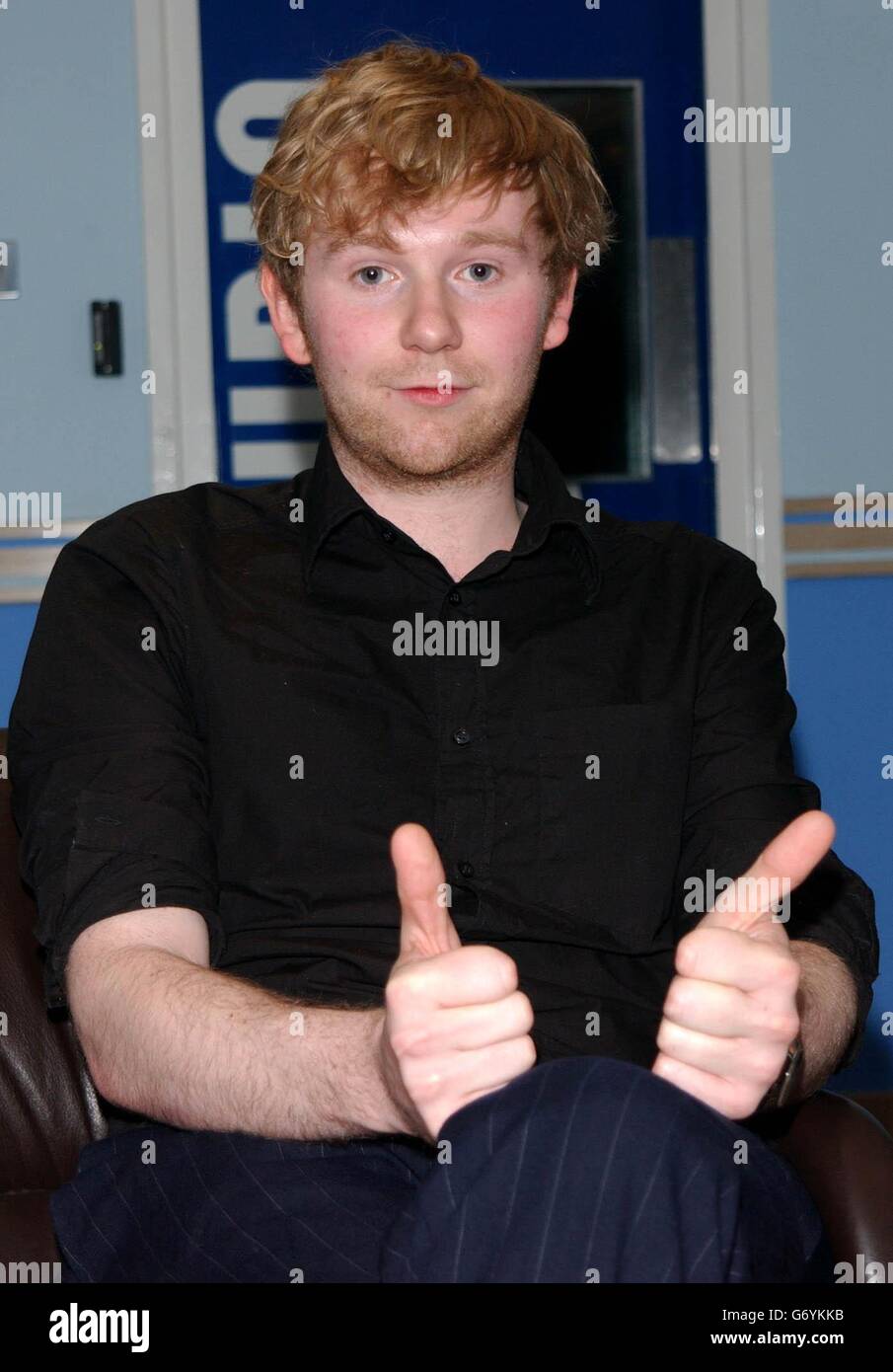 Showbiz music television celebrity thumbs up robert hardy hi-res stock ...