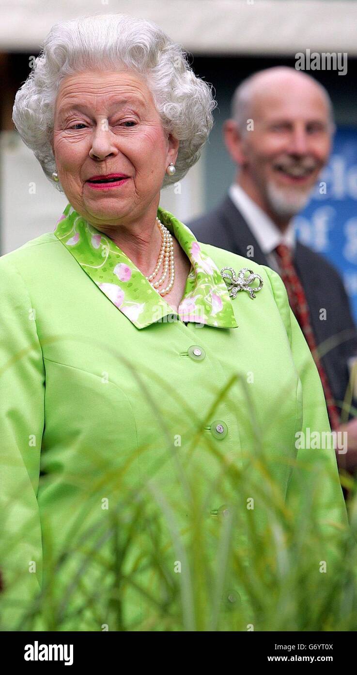 Queen chelsea flower show smiling hi-res stock photography and images ...