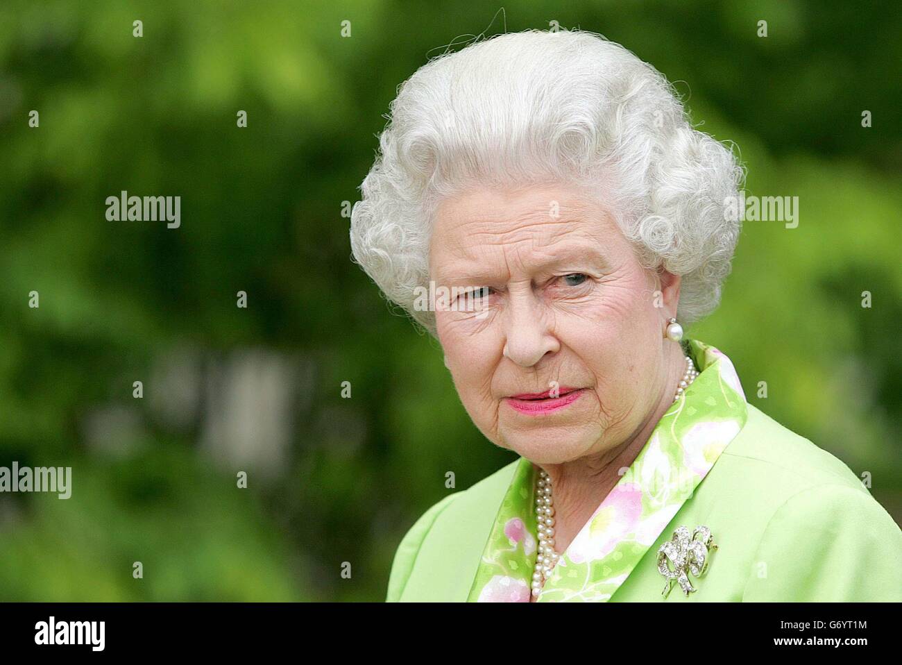 Queen elizabeth ii being shown hi-res stock photography and images - Alamy