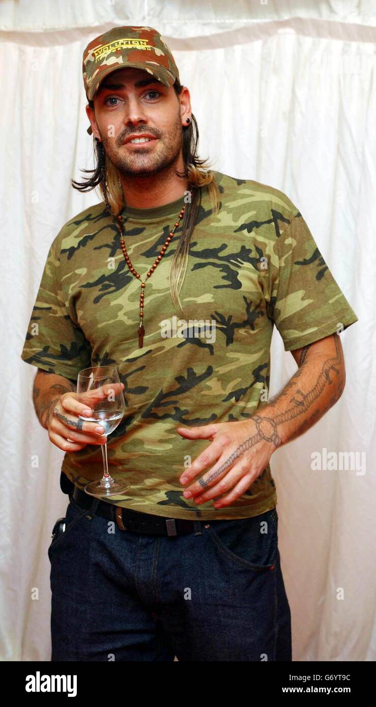 Singer shane lynch arrives ramsays temporary restaurant in brick lane ...