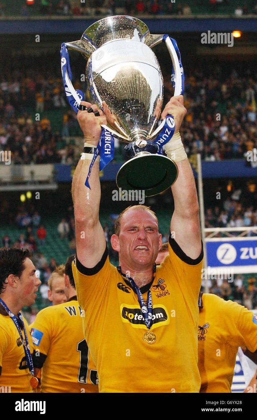 Wasps' captain Lawrence Dallaglio lifts the Zurich Premiership trophy ...