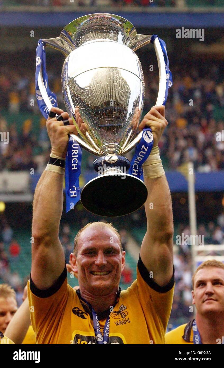 Wasps' captain Lawrence Dallaglio lifts the Zurich Premiership trophy ...