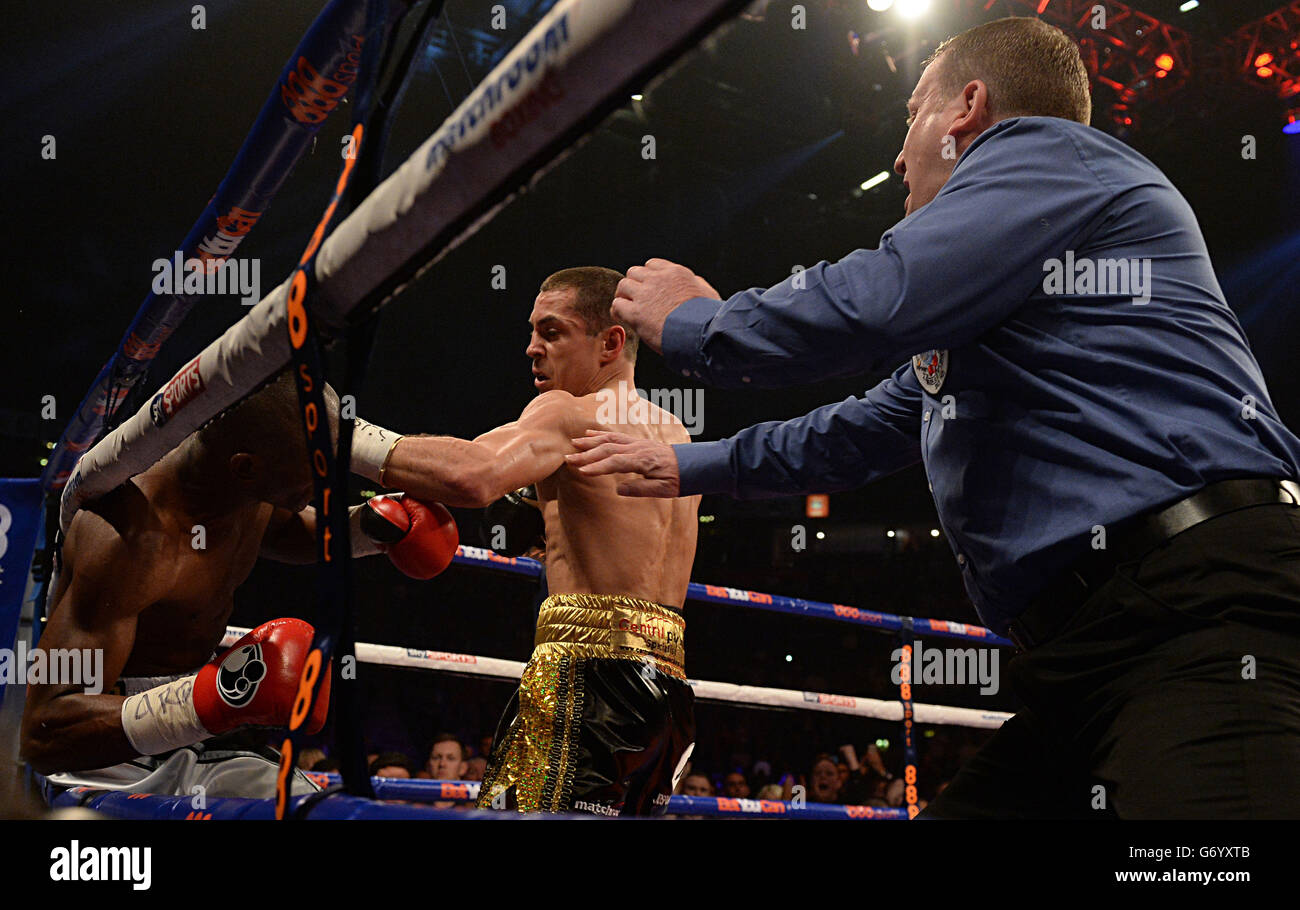 Scott Quigg in action against and Tshifhiwa Munyai (left) during the ...