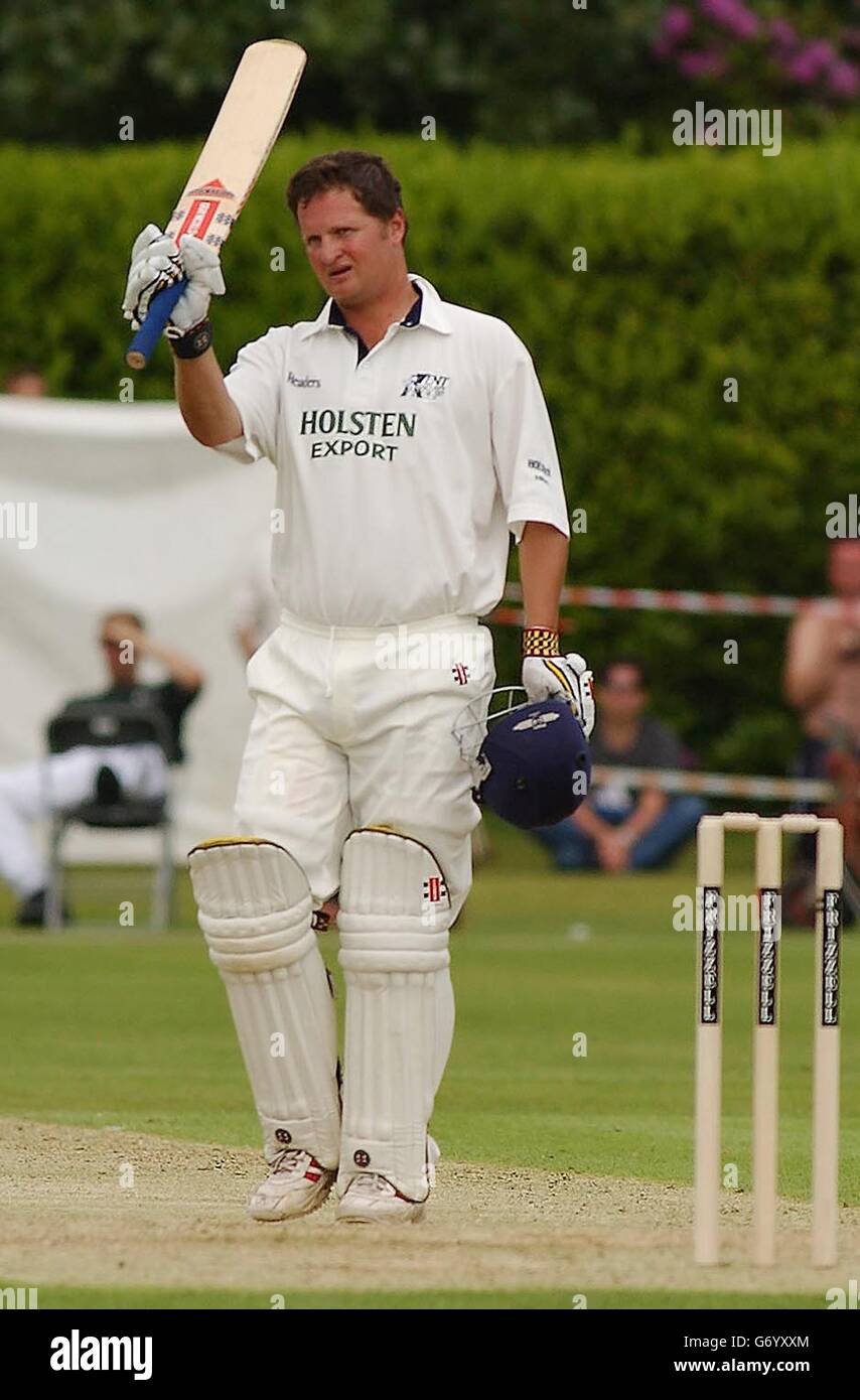 Kent's Rob Key (right) acknowledges the applause after reaching his ...