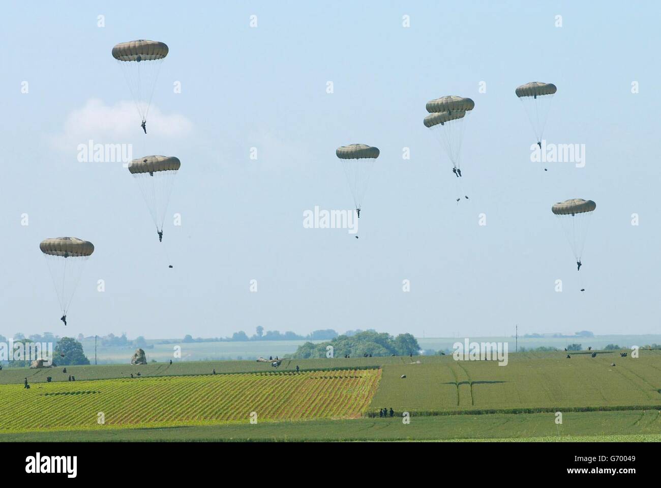 Members parachute regiment jump into fields in ranville hi-res stock ...