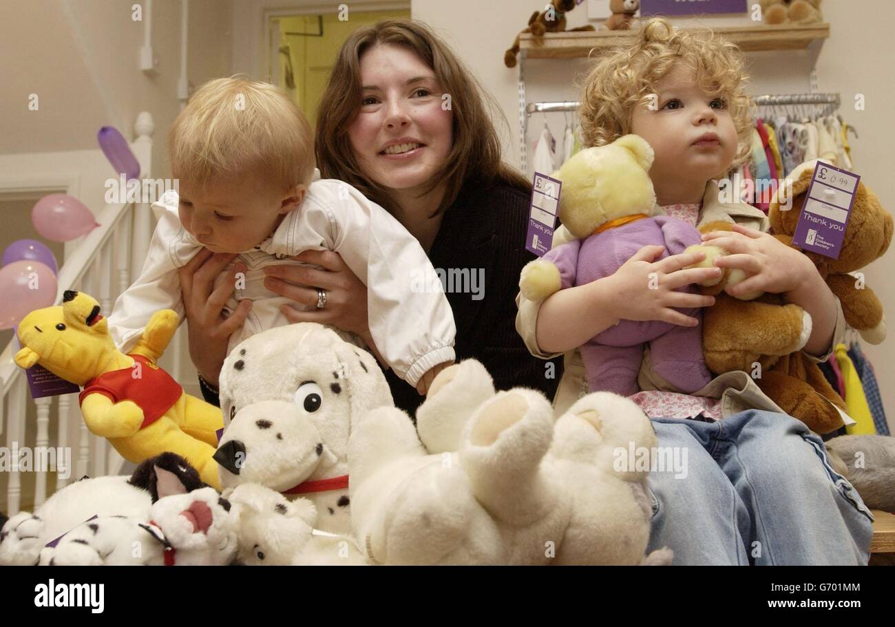 Jools Oliver, wife of celebrity chef Jamie Oliver, with her daughters ...