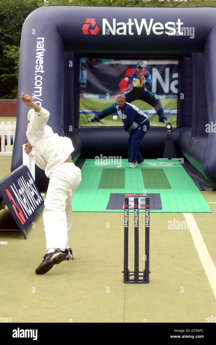 Cricket bowling speed hi-res stock photography and images - Alamy