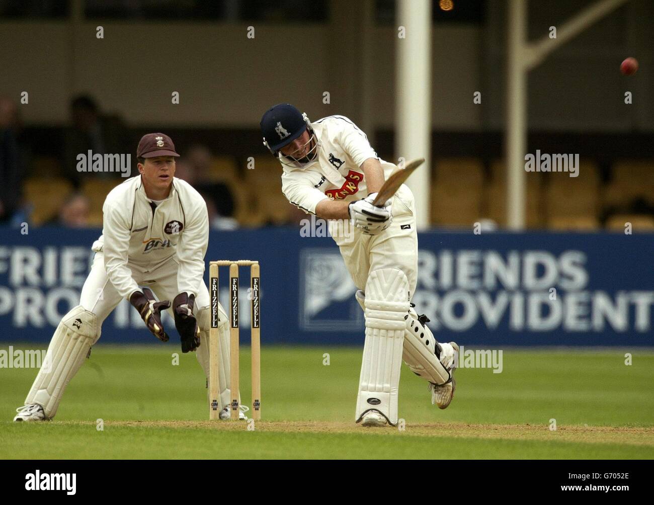 Warwickshire's Ian Bell holes out for 34 to Surrey fielder Mark ...