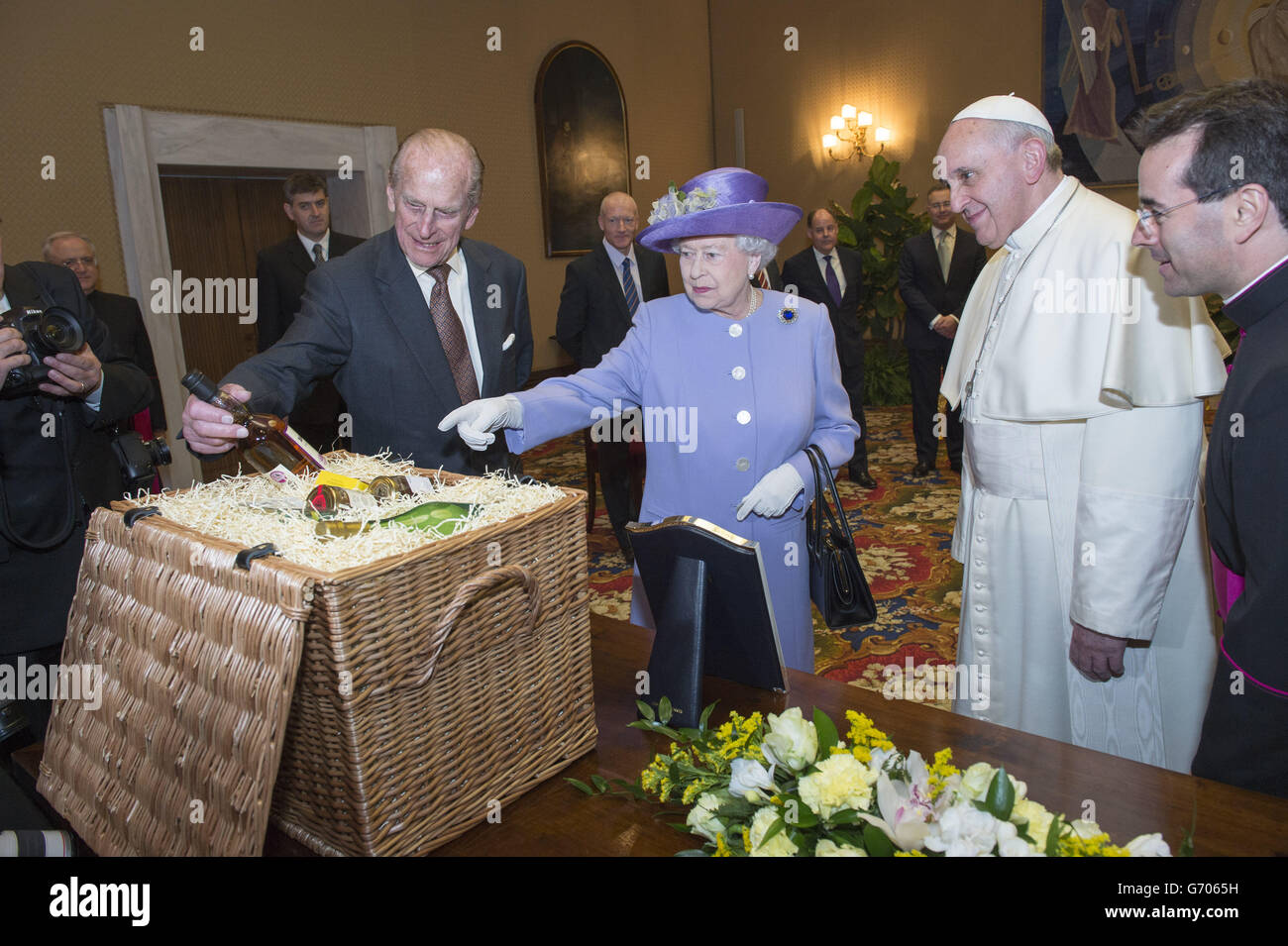 Queen Elizabeth II meets Pope Francis Stock Photo - Alamy