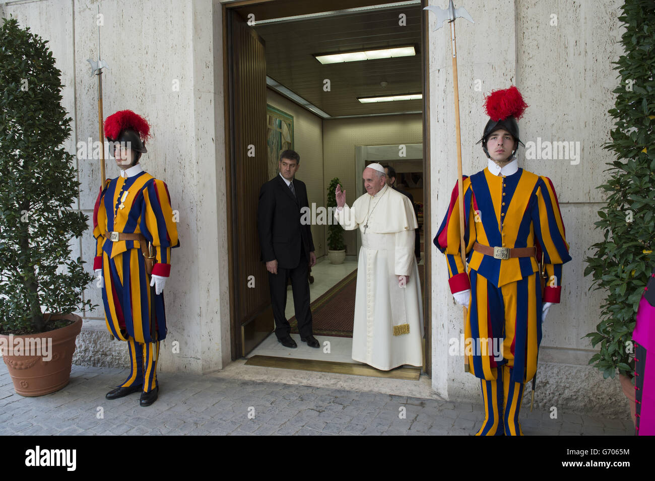 Queen Elizabeth II meets Pope Francis Stock Photo - Alamy