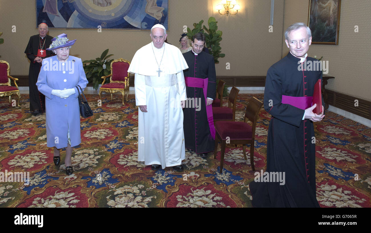 Queen Elizabeth II meets Pope Francis Stock Photo - Alamy