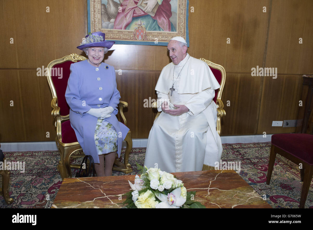 Queen Elizabeth II meets Pope Francis Stock Photo - Alamy