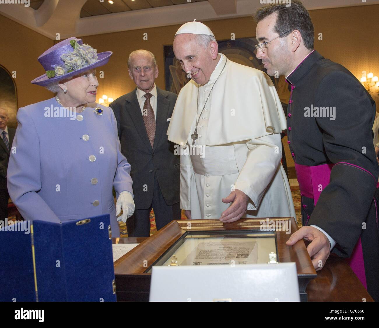 Queen elizabeth ii meets pope francis hi-res stock photography and ...