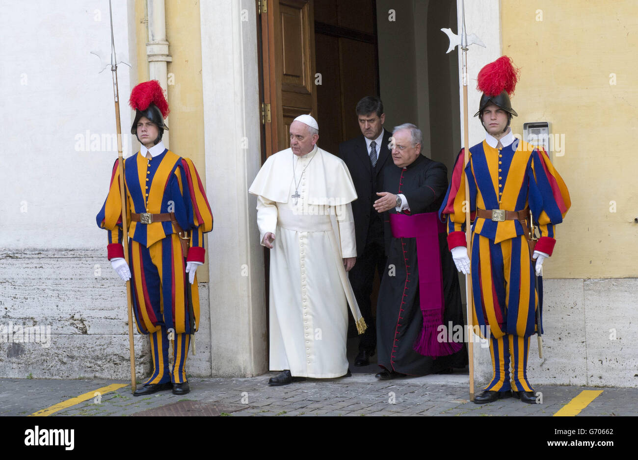 Queen elizabeth ii pope francis meet vatican hi-res stock photography ...