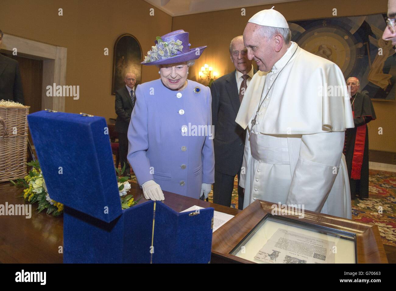 Queen Elizabeth II meets Pope Francis Stock Photo - Alamy