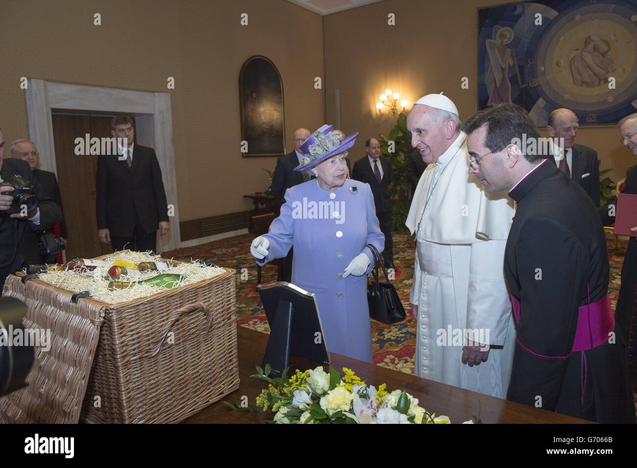 Queen Elizabeth II with Pope Francis as they meet at the Vatican Stock ...
