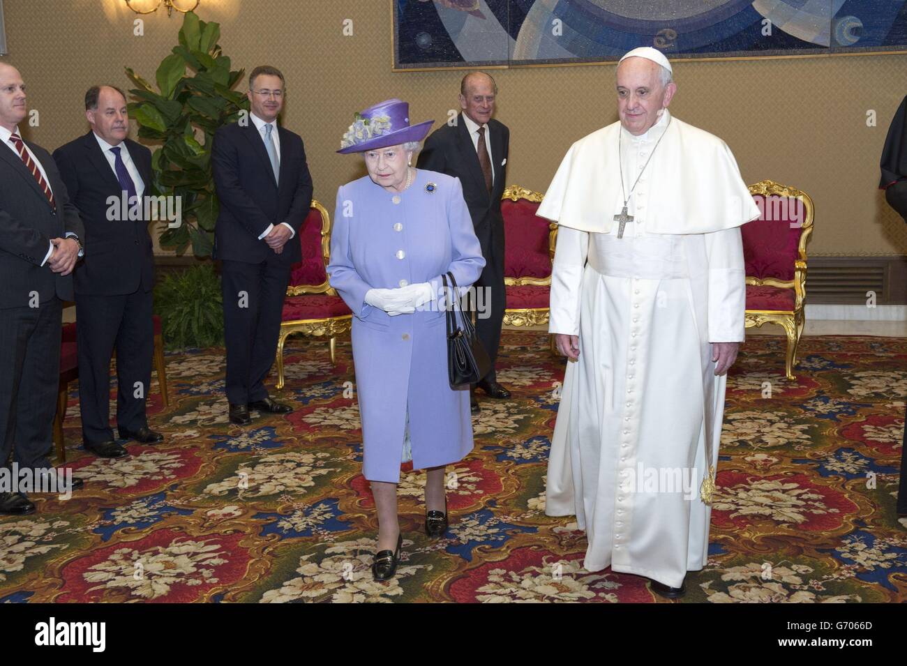 Queen elizabeth ii pope francis meet vatican hi-res stock photography ...