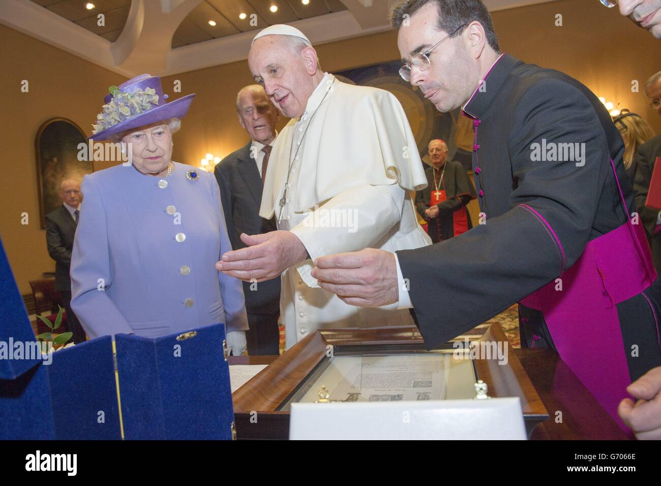 Queen Elizabeth II meets Pope Francis Stock Photo - Alamy