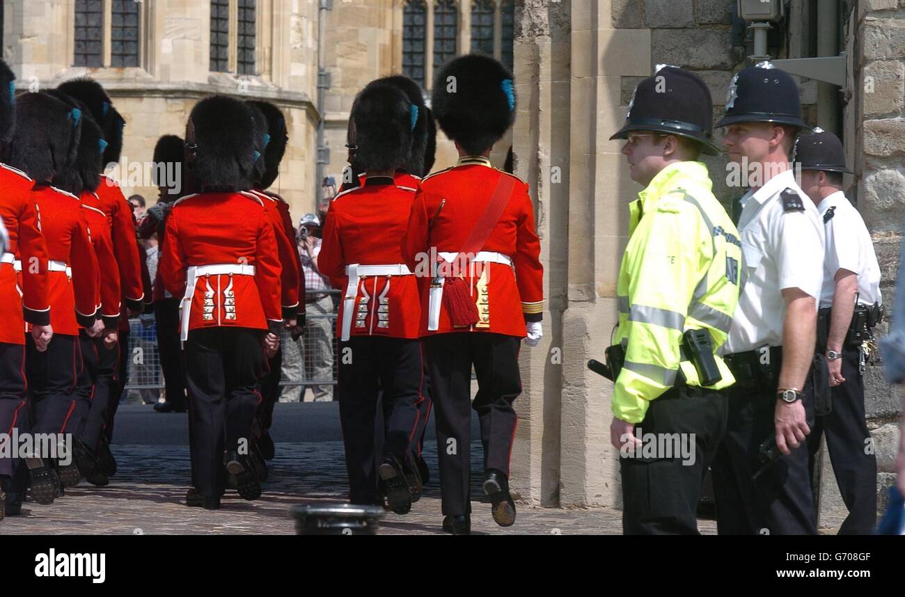 Police officers at Windsor Castle Stock Photo - Alamy
