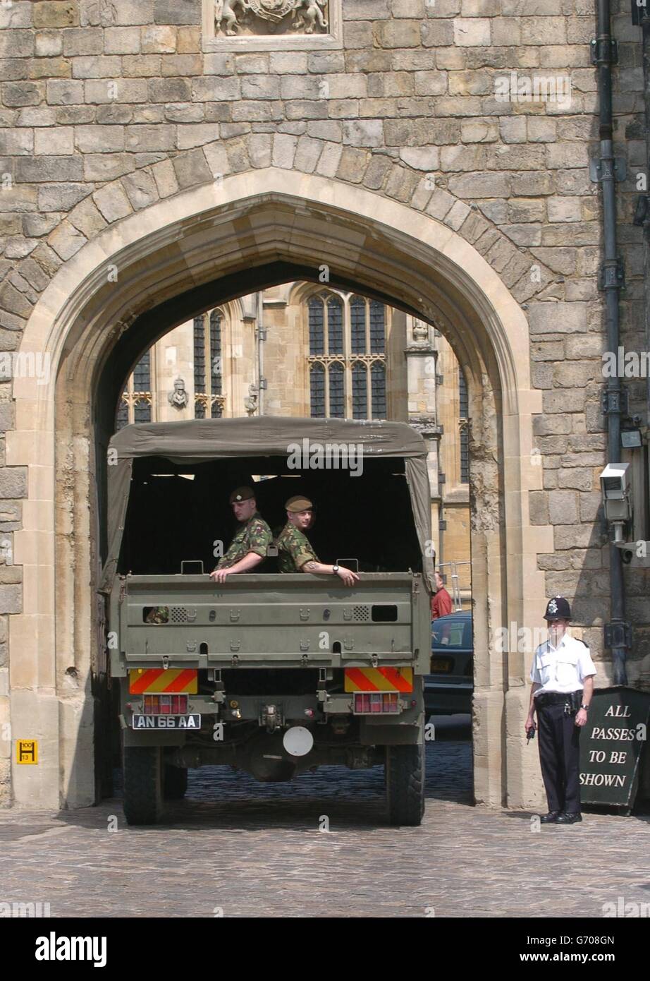 A Police officer at Windsor Castle Stock Photo - Alamy